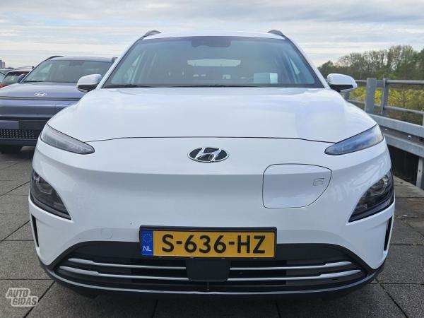 White Hyundai Kona 2023 in Kaunas, with an engine capacity of 0.00 L and mileage of 26 thousand km for 22915 €, photo 4 on AUTOMOTO.COM.LV