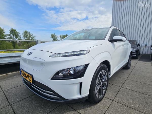 White Hyundai Kona 2023 in Kaunas, with an engine capacity of 0.00 L and mileage of 26 thousand km for 22915 €, photo 6 on AUTOMOTO.COM.LV