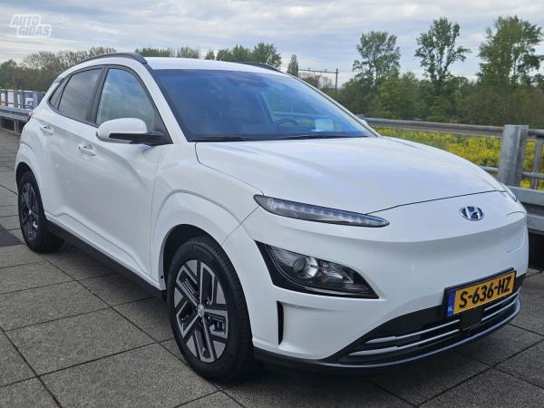White Hyundai Kona 2023 in Kaunas, with an engine capacity of 0.00 L and mileage of 26 thousand km for 22915 €, photo 8 on AUTOMOTO.COM.LV