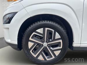 Balts Hyundai Kona 2023 Rīga, ar dzinēja tilpumu 0.00 L un nobraukumu 22 tūkst. km par 19490 €, foto 20 vietnē AUTOMOTO.COM.LV