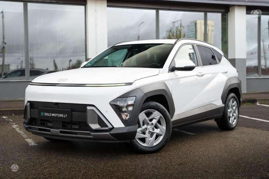White Hyundai Kona 2024 in Vilnius, with an engine capacity of 1.00 L and mileage of 6 thousand km for 19500 €, photo 1 on AUTOMOTO.COM.LV