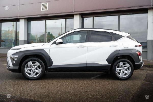 White Hyundai Kona 2024 in Vilnius, with an engine capacity of 1.00 L and mileage of 6 thousand km for 19500 €, photo 4 on AUTOMOTO.COM.LV