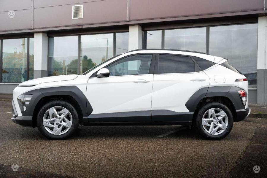 White Hyundai Kona 2024 in Vilnius, with an engine capacity of 1.00 L and mileage of 6 thousand km for 19500 €, photo 4 on AUTOMOTO.COM.LV