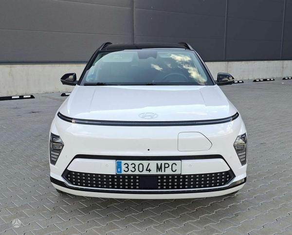 White Hyundai Kona 2024 in Siauliai, with an engine capacity of 0.00 L and mileage of 152 thousand km for 24755 €, photo 3 on AUTOMOTO.COM.LV