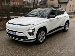 White Hyundai Kona 2025 in Daugavpils, with an engine capacity of 1.00 L and mileage of 0 thousand km for 28800 €, photo  on AUTOMOTO.COM.LV