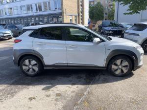 White Hyundai Kona 2019 in Vilnius, with an engine capacity of 0.00 L and mileage of 141 thousand km for 13200 €, photo 5 on AUTOMOTO.COM.LV