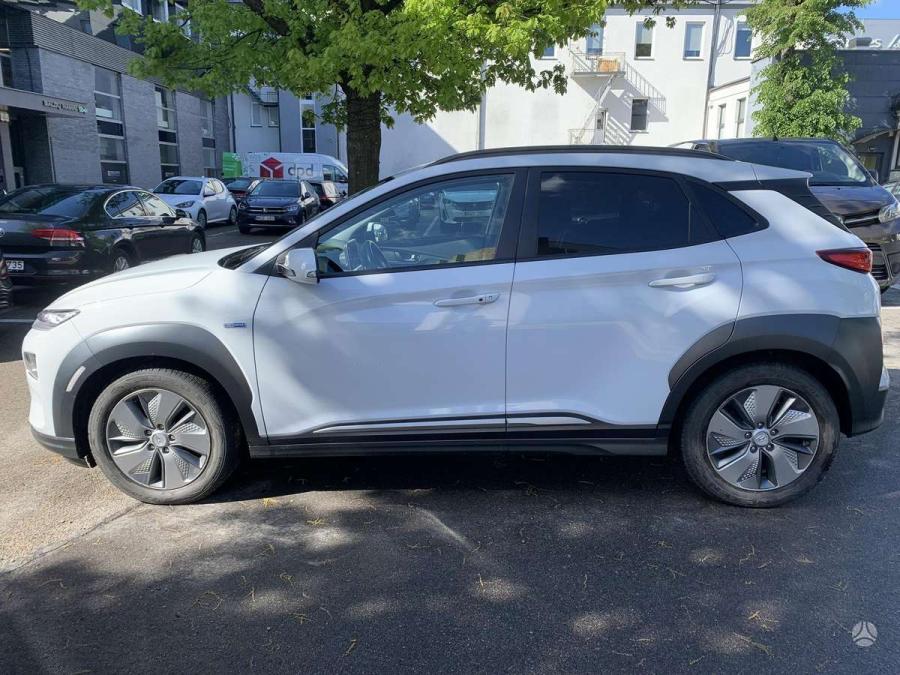 White Hyundai Kona 2019 in Vilnius, with an engine capacity of 0.00 L and mileage of 141 thousand km for 13200 €, photo 6 on AUTOMOTO.COM.LV