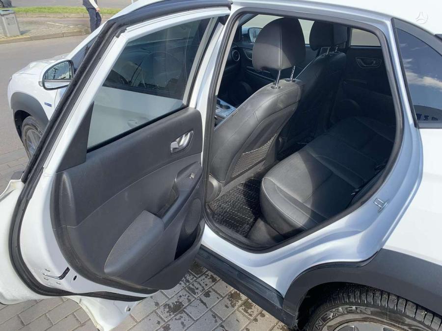 White Hyundai Kona 2019 in Vilnius, with an engine capacity of 0.00 L and mileage of 141 thousand km for 13200 €, photo 13 on AUTOMOTO.COM.LV