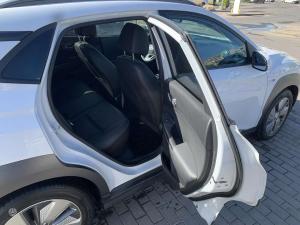 White Hyundai Kona 2019 in Vilnius, with an engine capacity of 0.00 L and mileage of 141 thousand km for 13200 €, photo 14 on AUTOMOTO.COM.LV