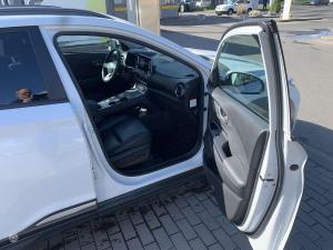 White Hyundai Kona 2019 in Vilnius, with an engine capacity of 0.00 L and mileage of 141 thousand km for 13200 €, photo 15 on AUTOMOTO.COM.LV