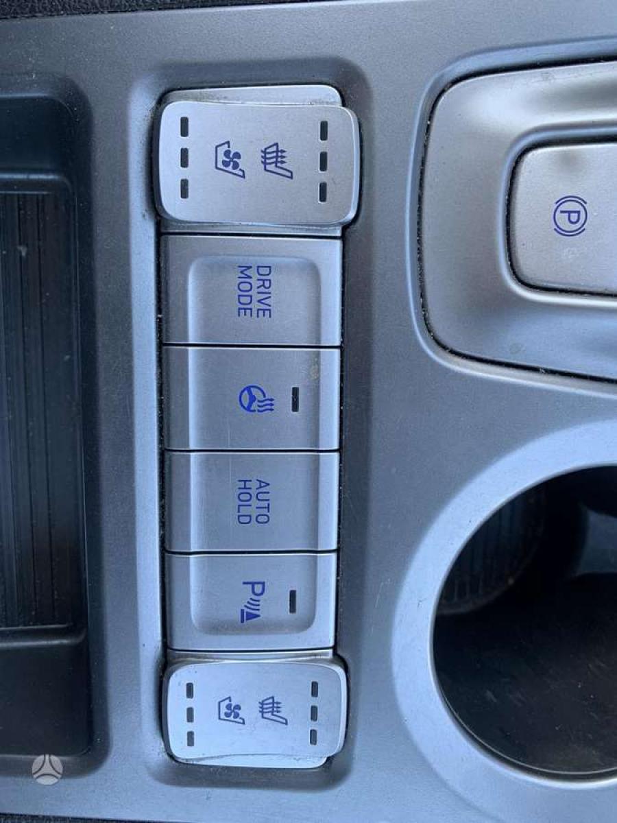 White Hyundai Kona 2019 in Vilnius, with an engine capacity of 0.00 L and mileage of 141 thousand km for 13200 €, photo 17 on AUTOMOTO.COM.LV
