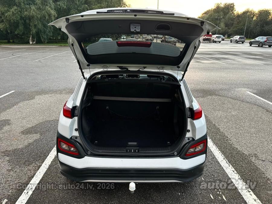 White Hyundai Kona 2019 in Tallinn, with an engine capacity of 0.00 L and mileage of 157 thousand km for 16500 €, photo 4 on AUTOMOTO.COM.LV