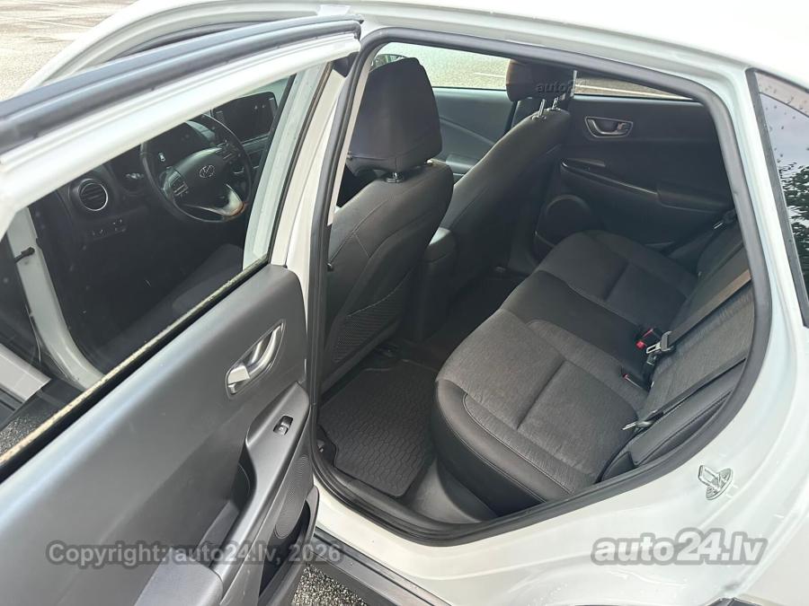 White Hyundai Kona 2019 in Tallinn, with an engine capacity of 0.00 L and mileage of 157 thousand km for 16500 €, photo 8 on AUTOMOTO.COM.LV