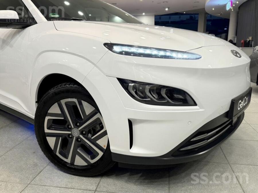 Balts Hyundai Kona 2021 Rīga, ar dzinēja tilpumu 0.00 L un nobraukumu 65 tūkst. km par 19800 €, foto 1 vietnē AUTOMOTO.COM.LV