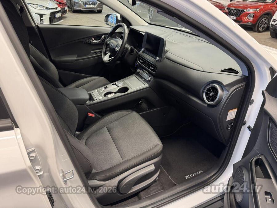 White Hyundai Kona 2022 in Tallinn, with an engine capacity of 0.00 L and mileage of 30 thousand km for 24900 €, photo 5 on AUTOMOTO.COM.LV