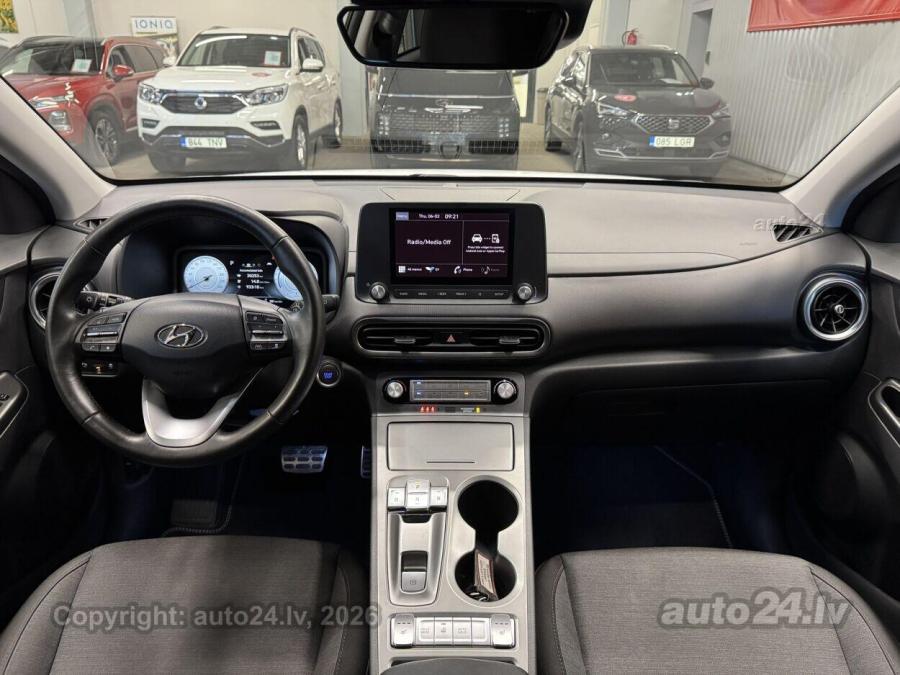 White Hyundai Kona 2022 in Tallinn, with an engine capacity of 0.00 L and mileage of 30 thousand km for 24900 €, photo 10 on AUTOMOTO.COM.LV