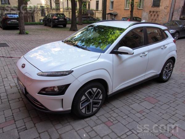 Balts Hyundai Kona 2022 Rīga, ar dzinēja tilpumu 0.00 L un nobraukumu 34 tūkst. km par 18300 €, foto 1 vietnē AUTOMOTO.COM.LV