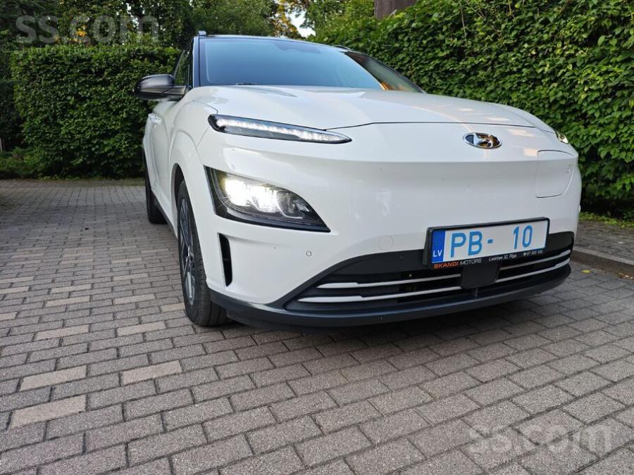 White Hyundai Kona 2022 in Riga, with an engine capacity of 1.60 L and mileage of 103 thousand km for 21100 €, photo 3 on AUTOMOTO.COM.LV