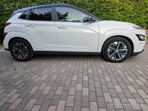 White Hyundai Kona 2022 in Riga, with an engine capacity of 1.60 L and mileage of 103 thousand km for 21100 €, photo 4 on AUTOMOTO.COM.LV