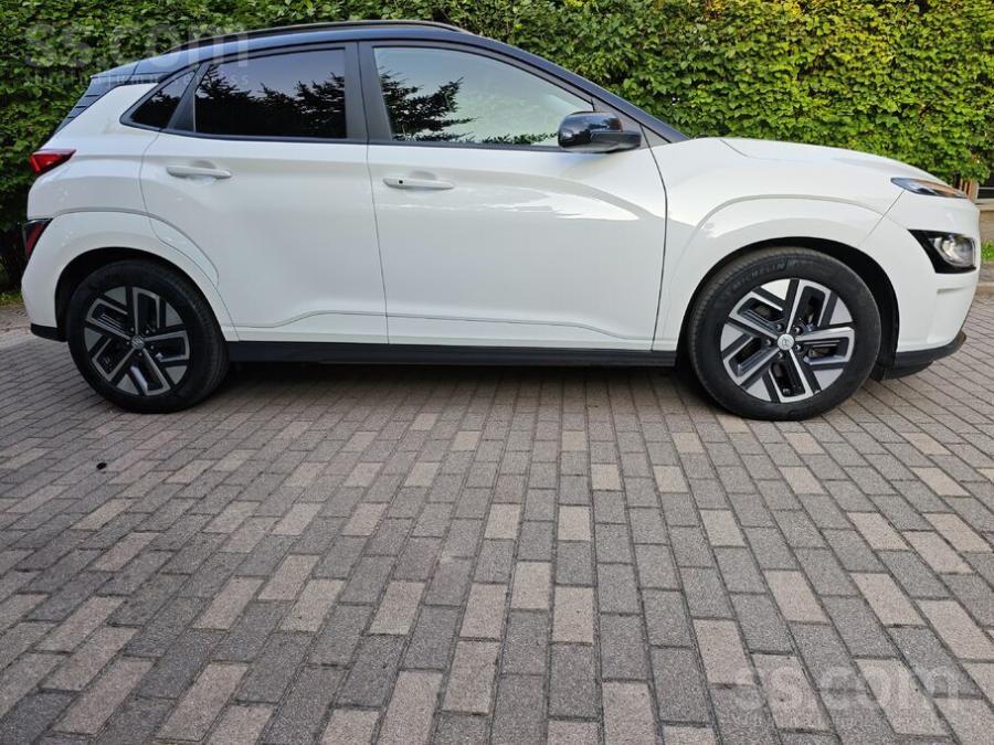 White Hyundai Kona 2022 in Riga, with an engine capacity of 1.60 L and mileage of 103 thousand km for 21100 €, photo 4 on AUTOMOTO.COM.LV