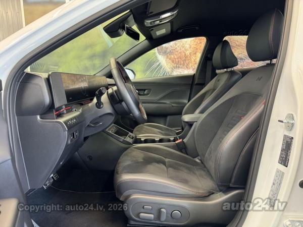 White Hyundai Kona 2023 in Tallinn, with an engine capacity of 1.60 L and mileage of 29 thousand km for 32490 €, photo 8 on AUTOMOTO.COM.LV