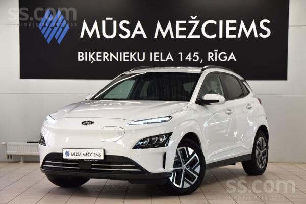Белый Хендай Кона 2024 в Рига, объемом двигателя 1.60 л и пробегом 7 тыс. км за 24990 €, фото 1 на AUTOMOTO.COM.LV