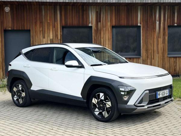 Balts Hyundai Kona 2025 Tauragė, ar dzinēja tilpumu 1.58 L un nobraukumu 20 tūkst. km par 21500 €, foto 3 vietnē AUTOMOTO.COM.LV
