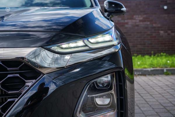 Black Hyundai Santa Cruz 2019 in Marijampole, with an engine capacity of 2.20 L and mileage of 162 thousand km for 21450 €, photo 7 on AUTOMOTO.COM.LV