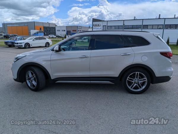 Beige Hyundai Santa Fe 2017 in Tallinn, with an engine capacity of 2.20 L and mileage of 258 thousand km for 16500 €, photo 3 on AUTOMOTO.COM.LV