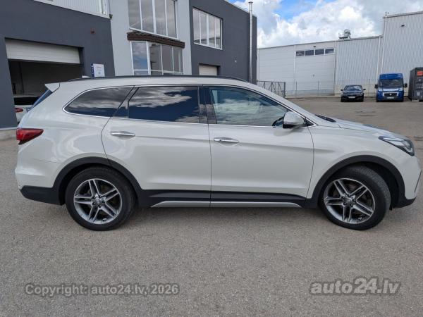 Beige Hyundai Santa Fe 2017 in Tallinn, with an engine capacity of 2.20 L and mileage of 258 thousand km for 16500 €, photo 4 on AUTOMOTO.COM.LV