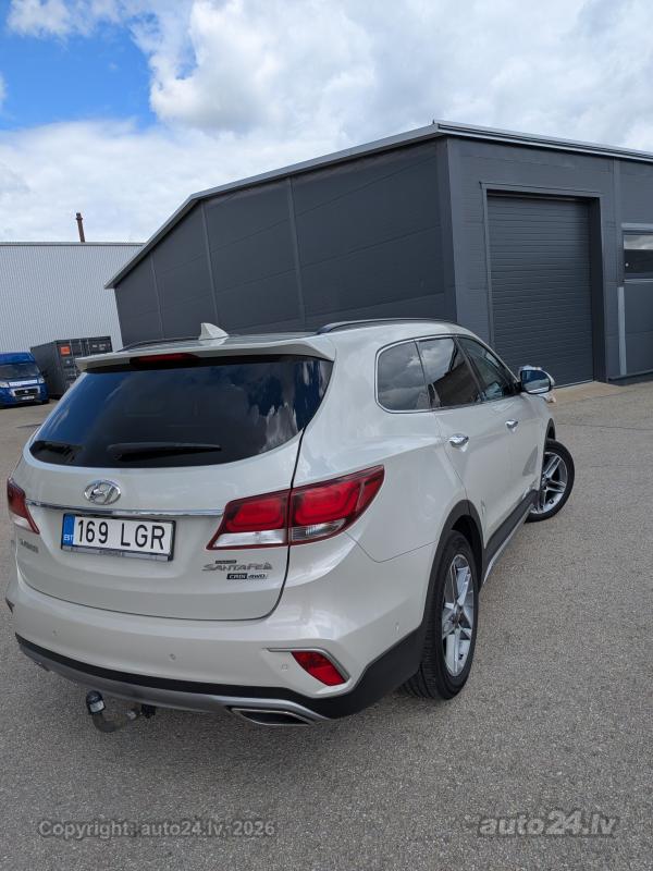 Beige Hyundai Santa Fe 2017 in Tallinn, with an engine capacity of 2.20 L and mileage of 258 thousand km for 16500 €, photo 5 on AUTOMOTO.COM.LV