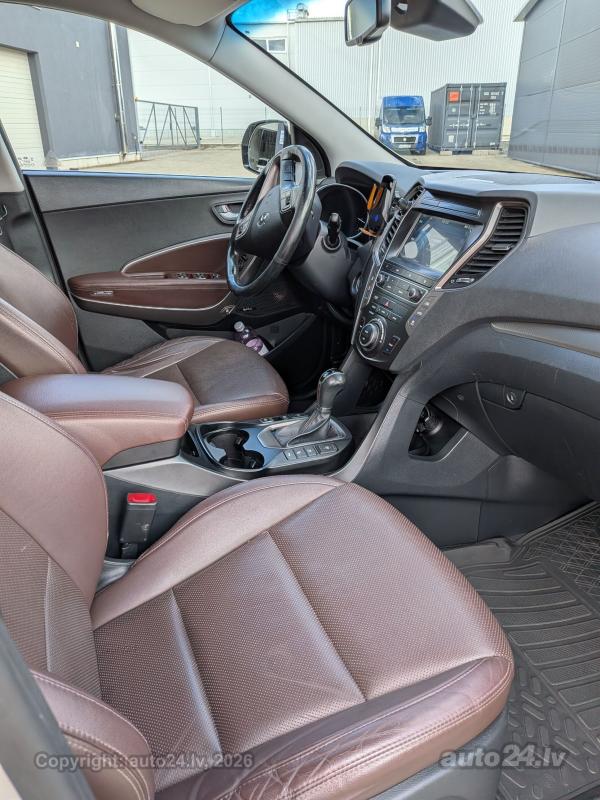 Beige Hyundai Santa Fe 2017 in Tallinn, with an engine capacity of 2.20 L and mileage of 258 thousand km for 16500 €, photo 6 on AUTOMOTO.COM.LV