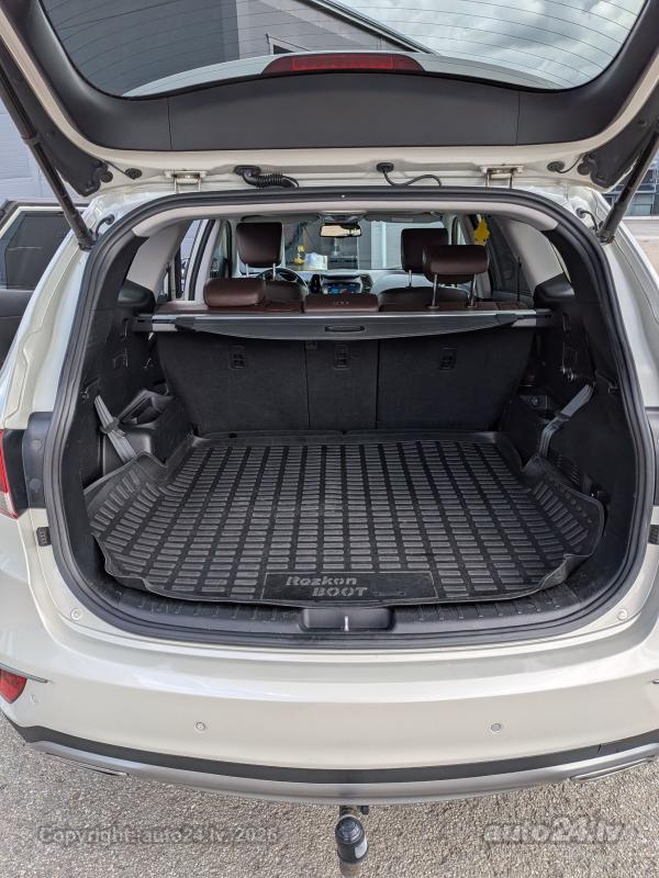 Beige Hyundai Santa Fe 2017 in Tallinn, with an engine capacity of 2.20 L and mileage of 258 thousand km for 16500 €, photo 8 on AUTOMOTO.COM.LV