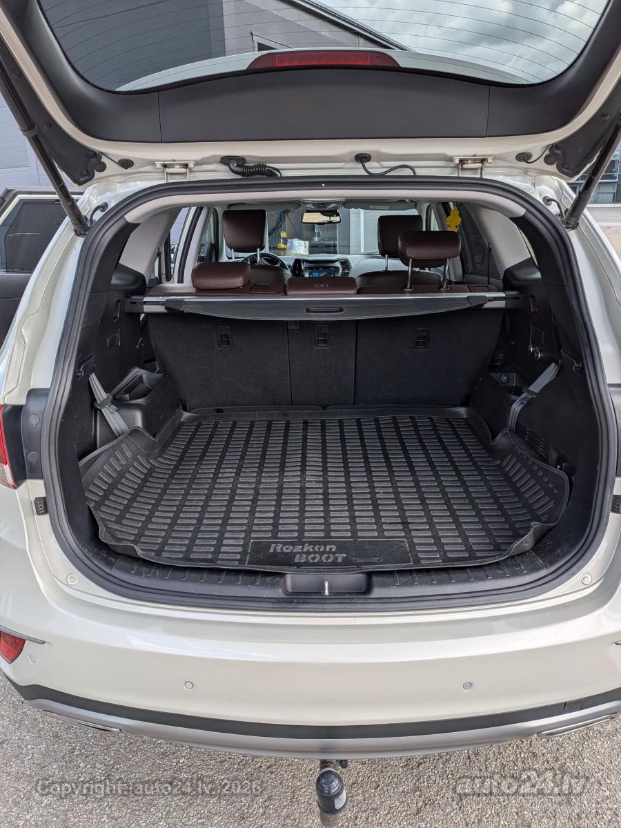 Smilšu krāsa Hyundai Santa Fe 2017 Tallina, ar dzinēja tilpumu 2.20 L un nobraukumu 258 tūkst. km par 16500 €, foto 9 vietnē AUTOMOTO.COM.LV