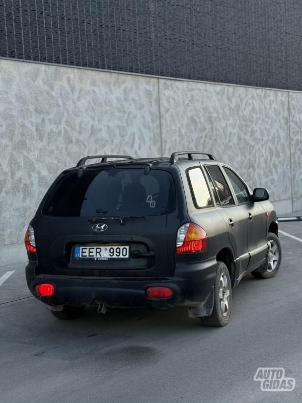 Melns Hyundai Santa Fe 2001 Viļņa, ar dzinēja tilpumu 2.00 L un nobraukumu 266 tūkst. km par 800 €, foto 3 vietnē AUTOMOTO.COM.LV