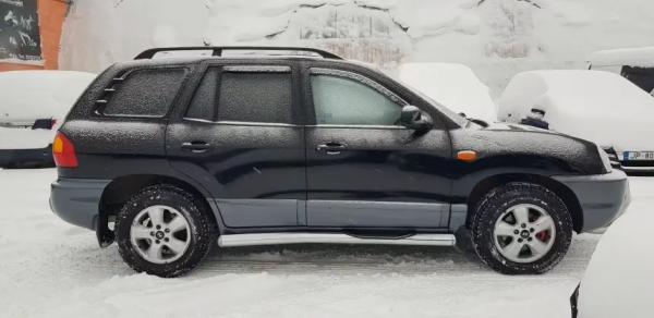 Melns Hyundai Santa Fe 2001 Valmiera, ar dzinēja tilpumu 2.40 L un nobraukumu 340 tūkst. km par 2500 €, foto 2 vietnē AUTOMOTO.COM.LV