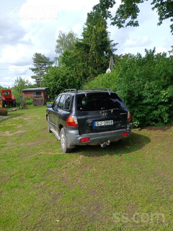 Black Hyundai Santa Fe 2002 in Bauska, with an engine capacity of 2.70 L and mileage of 349 thousand km for 1800 €, photo 1 on AUTOMOTO.COM.LV