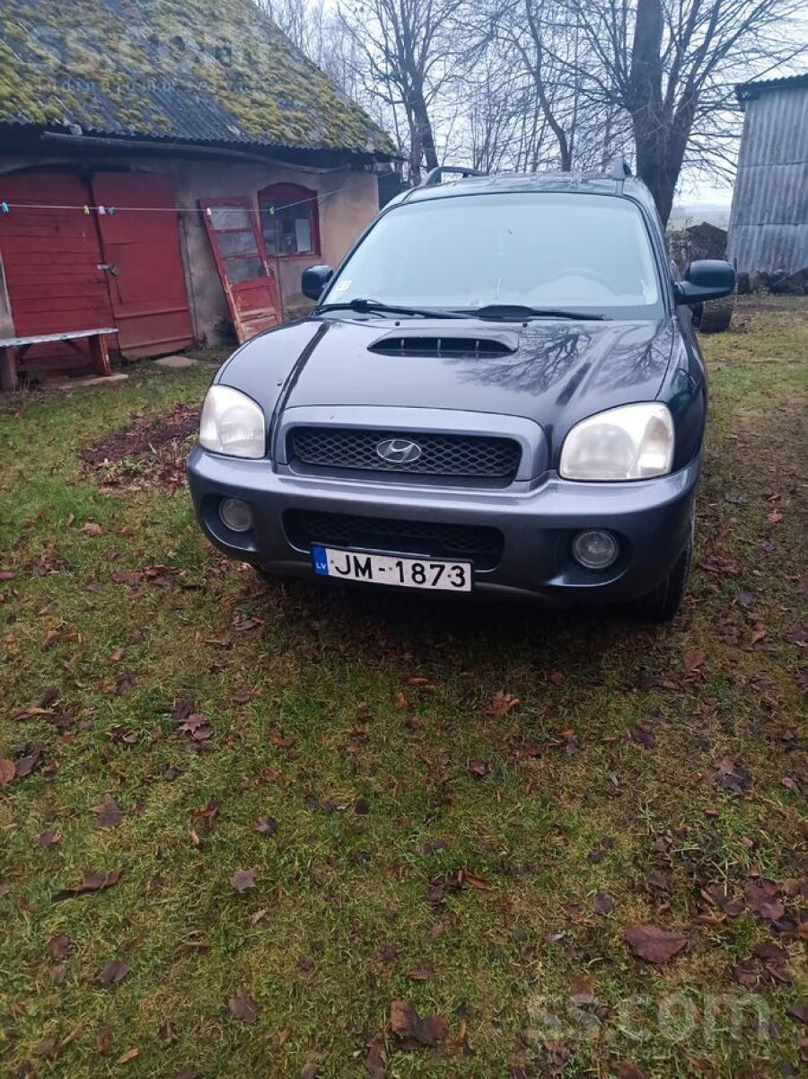 Black Hyundai Santa Fe 2002 in Liepaja, with an engine capacity of 2.00 L and mileage of 354 thousand km for 1000 €, photo 1 on AUTOMOTO.COM.LV