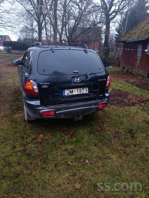 Black Hyundai Santa Fe 2002 in Liepaja, with an engine capacity of 2.00 L and mileage of 354 thousand km for 1000 €, photo 2 on AUTOMOTO.COM.LV