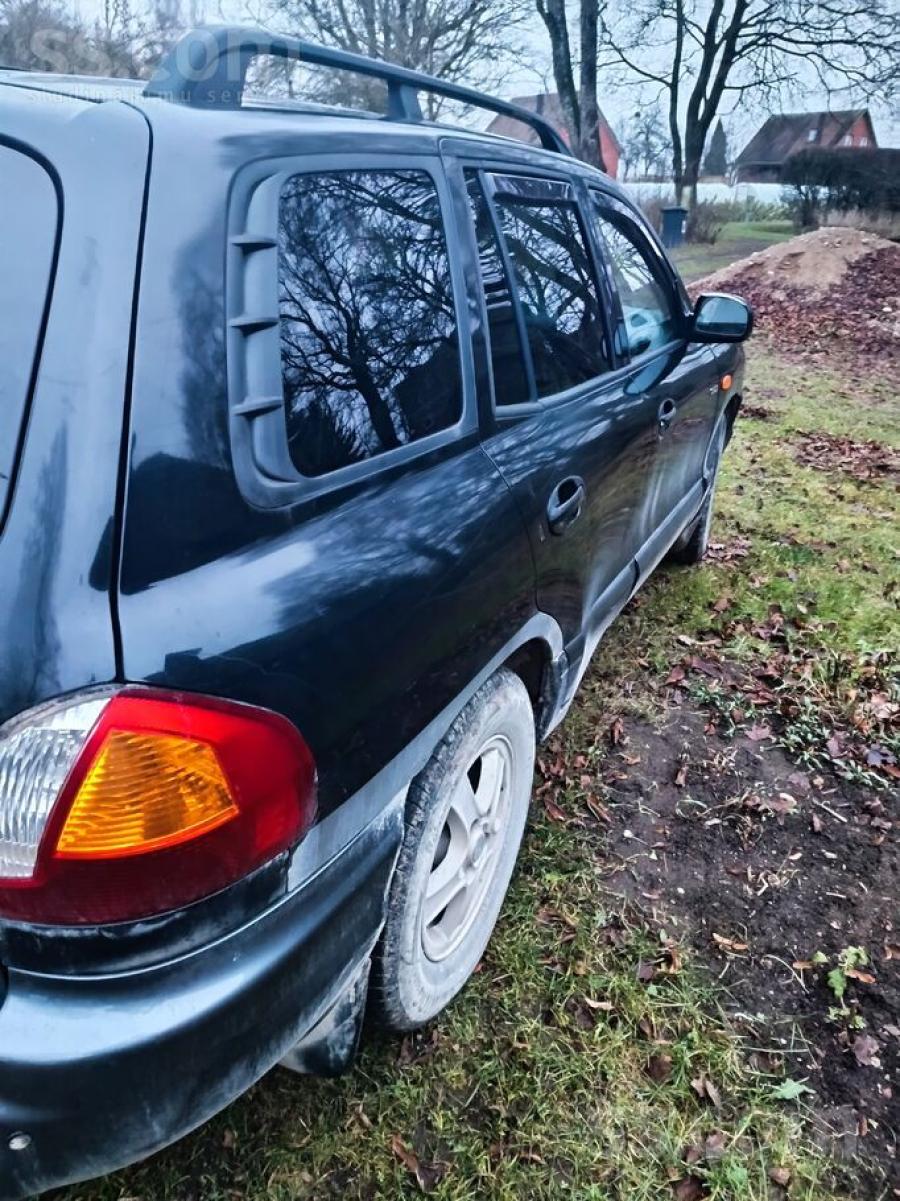 Black Hyundai Santa Fe 2002 in Liepaja, with an engine capacity of 2.00 L and mileage of 354 thousand km for 1000 €, photo 4 on AUTOMOTO.COM.LV