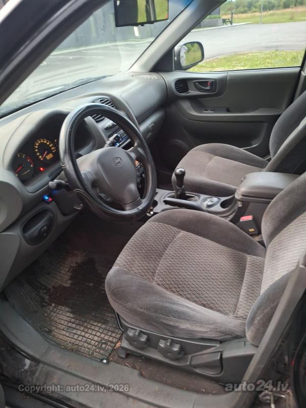 Black Hyundai Santa Fe 2002 in Tallinn, with an engine capacity of 2.40 L and mileage of 0 thousand km for 1200 €, photo 8 on AUTOMOTO.COM.LV
