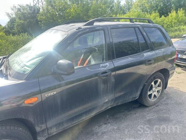 Hyundai Santa Fe 2002 in Riga on AUTOMOTO.COM.LV Black Hyundai Santa Fe 2002 in Riga, with an engine capacity of 2.00 L and mileage of 377 thousand km for 500 €, photo 3 on AUTOMOTO.COM.LV