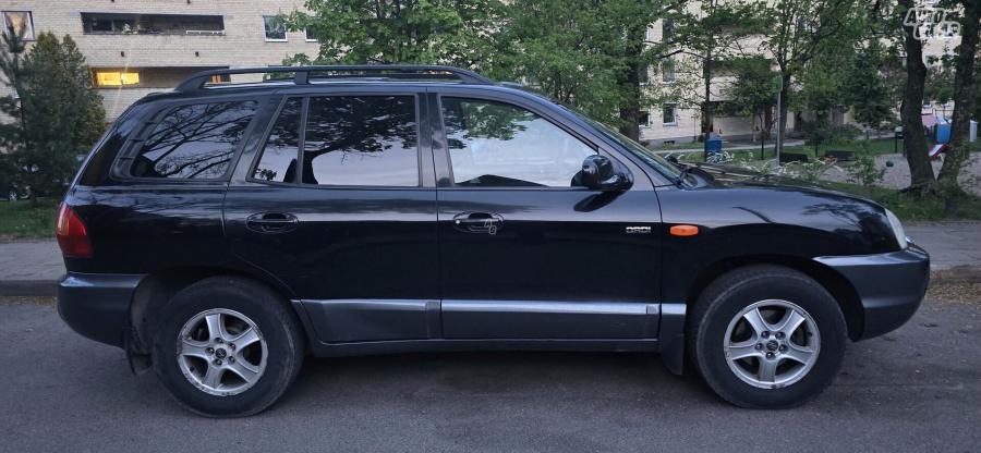Black Hyundai Santa Fe 2003 in Vilnius, with an engine capacity of 2.00 L and mileage of 197 thousand km for 2800 €, photo 3 on AUTOMOTO.COM.LV
