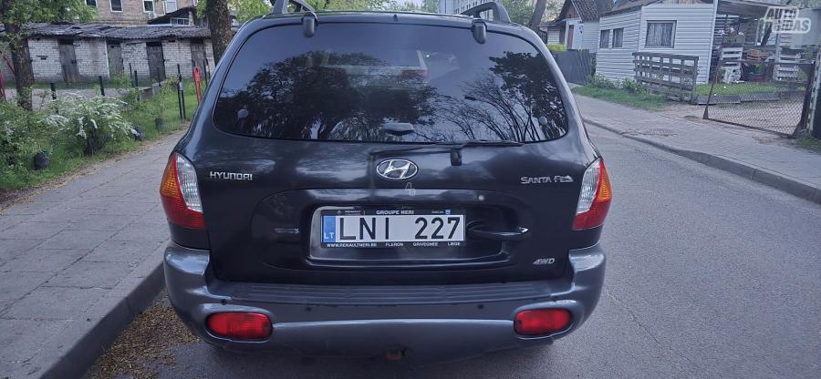 Black Hyundai Santa Fe 2003 in Vilnius, with an engine capacity of 2.00 L and mileage of 197 thousand km for 2800 €, photo 6 on AUTOMOTO.COM.LV
