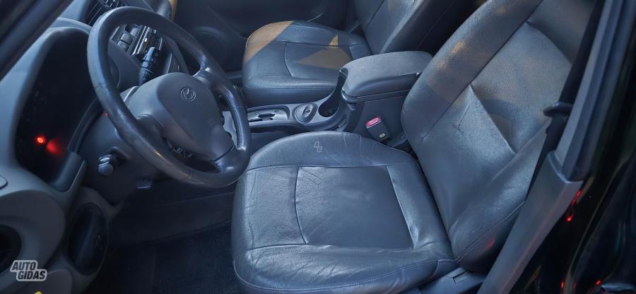 Black Hyundai Santa Fe 2003 in Vilnius, with an engine capacity of 2.00 L and mileage of 197 thousand km for 2800 €, photo 11 on AUTOMOTO.COM.LV