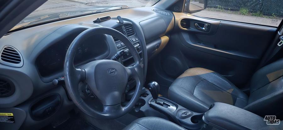 Black Hyundai Santa Fe 2003 in Vilnius, with an engine capacity of 2.00 L and mileage of 197 thousand km for 2800 €, photo 12 on AUTOMOTO.COM.LV