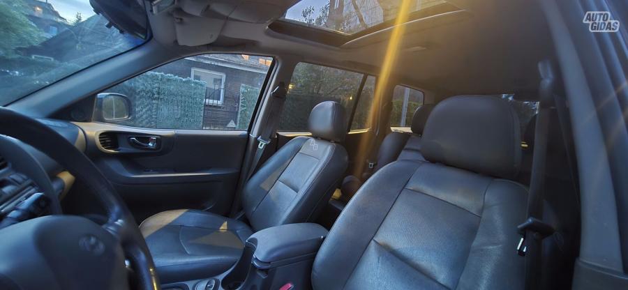 Black Hyundai Santa Fe 2003 in Vilnius, with an engine capacity of 2.00 L and mileage of 197 thousand km for 2800 €, photo 13 on AUTOMOTO.COM.LV