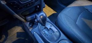 Black Hyundai Santa Fe 2003 in Vilnius, with an engine capacity of 2.00 L and mileage of 197 thousand km for 2800 €, photo 15 on AUTOMOTO.COM.LV