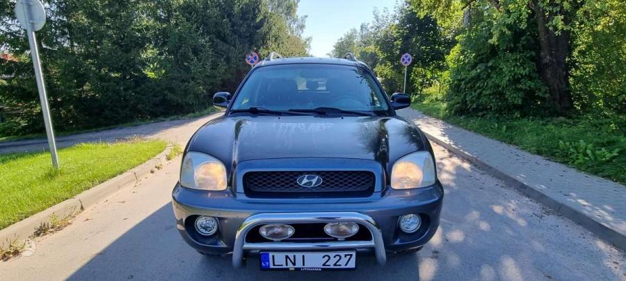 Black Hyundai Santa Fe 2003 in Vilnius, with an engine capacity of 1.99 L and mileage of 198 thousand km for 1800 €, photo 1 on AUTOMOTO.COM.LV