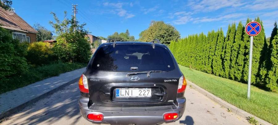 Black Hyundai Santa Fe 2003 in Vilnius, with an engine capacity of 1.99 L and mileage of 198 thousand km for 1800 €, photo 3 on AUTOMOTO.COM.LV
